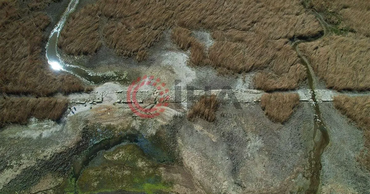 Suların çekildiği Terkos Gölü'nde ortaya çıkan tarihi yol havadan ...